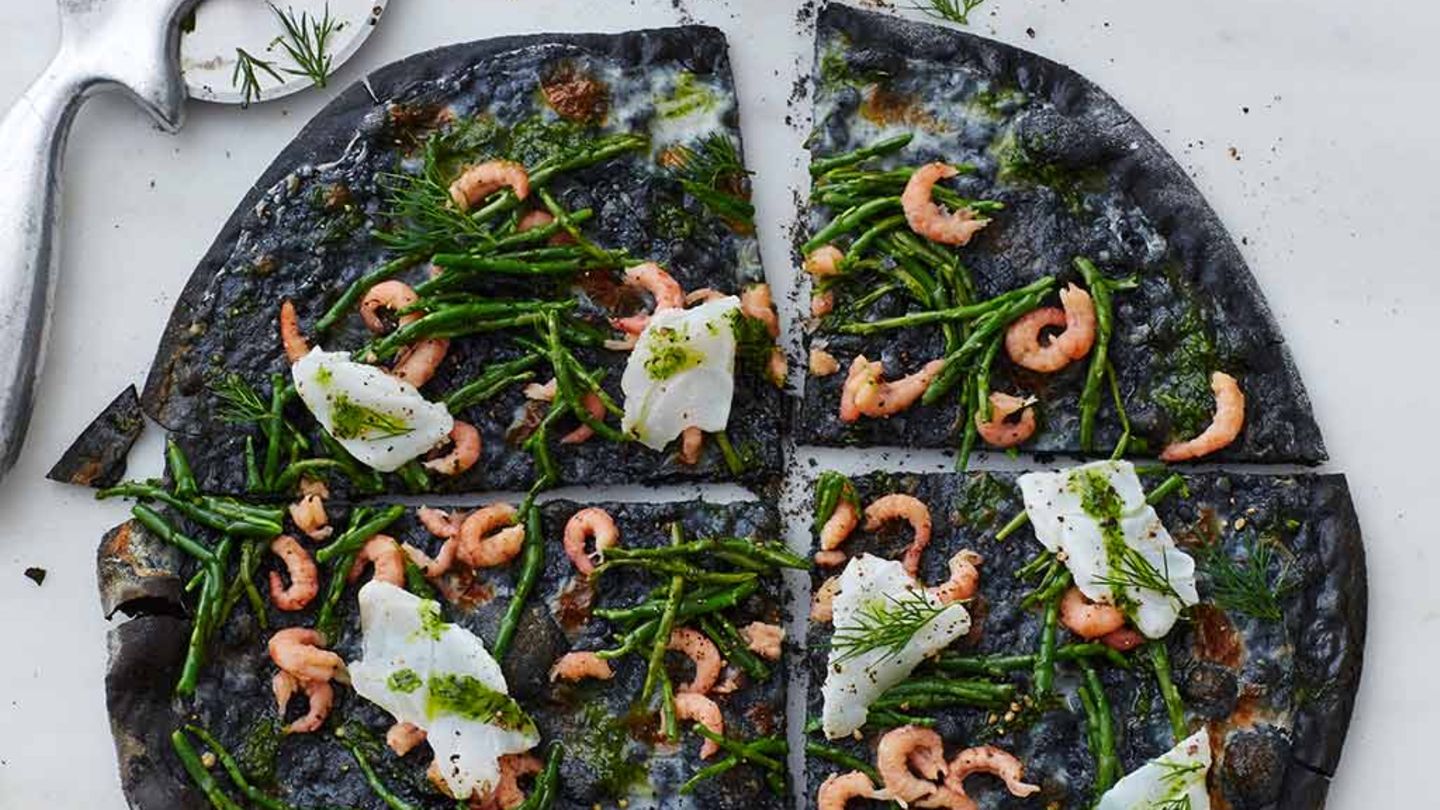 Schwarze Pizza mit Queller und Kabeljau Rezept - [ESSEN UND TRINKEN]
