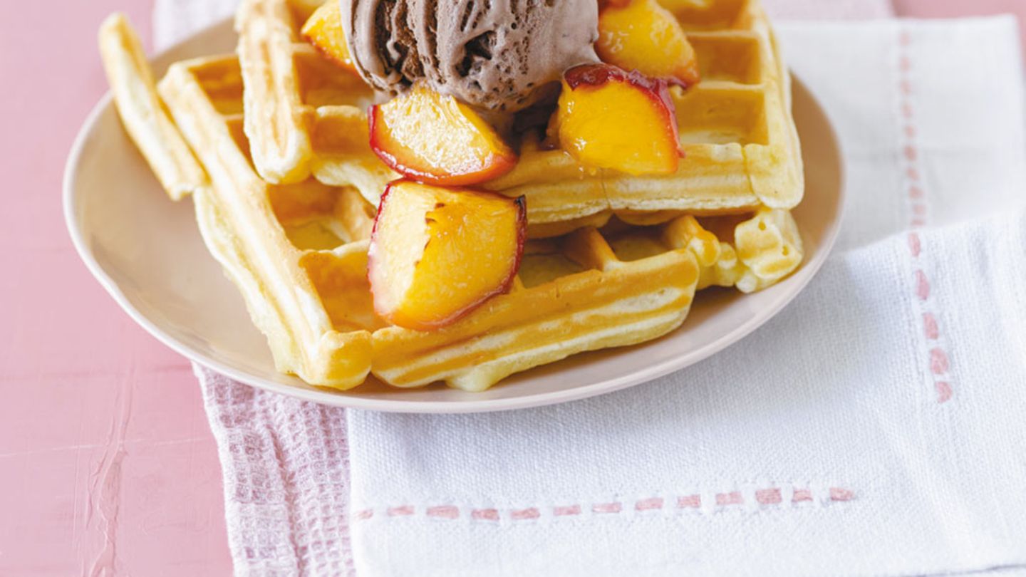 Waffeln mit Honig-Pfirsichen Rezept - [ESSEN UND TRINKEN]