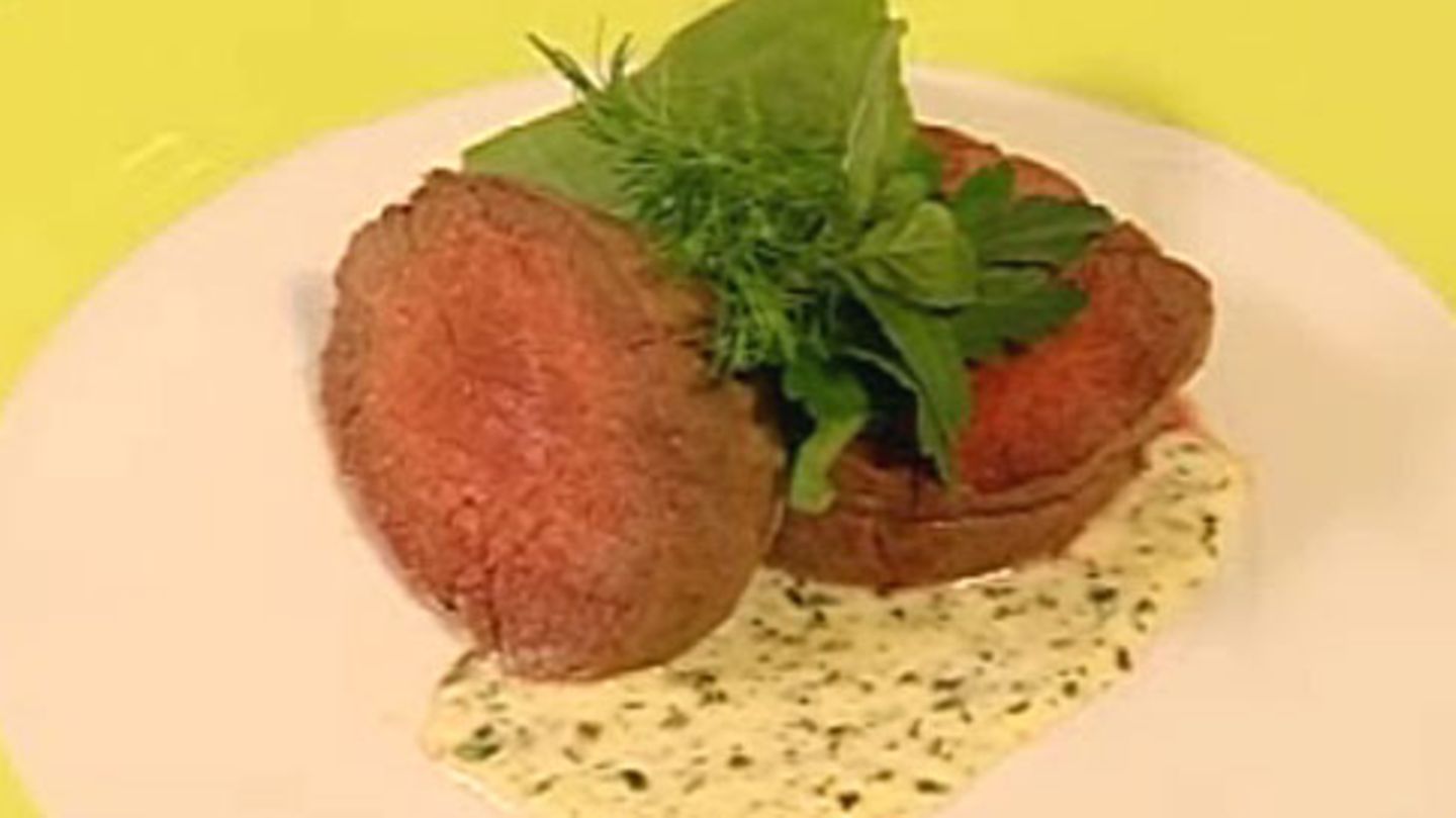 Pochiertes Rinderfilet mit Kräutersauce Rezept - [ESSEN UND TRINKEN]