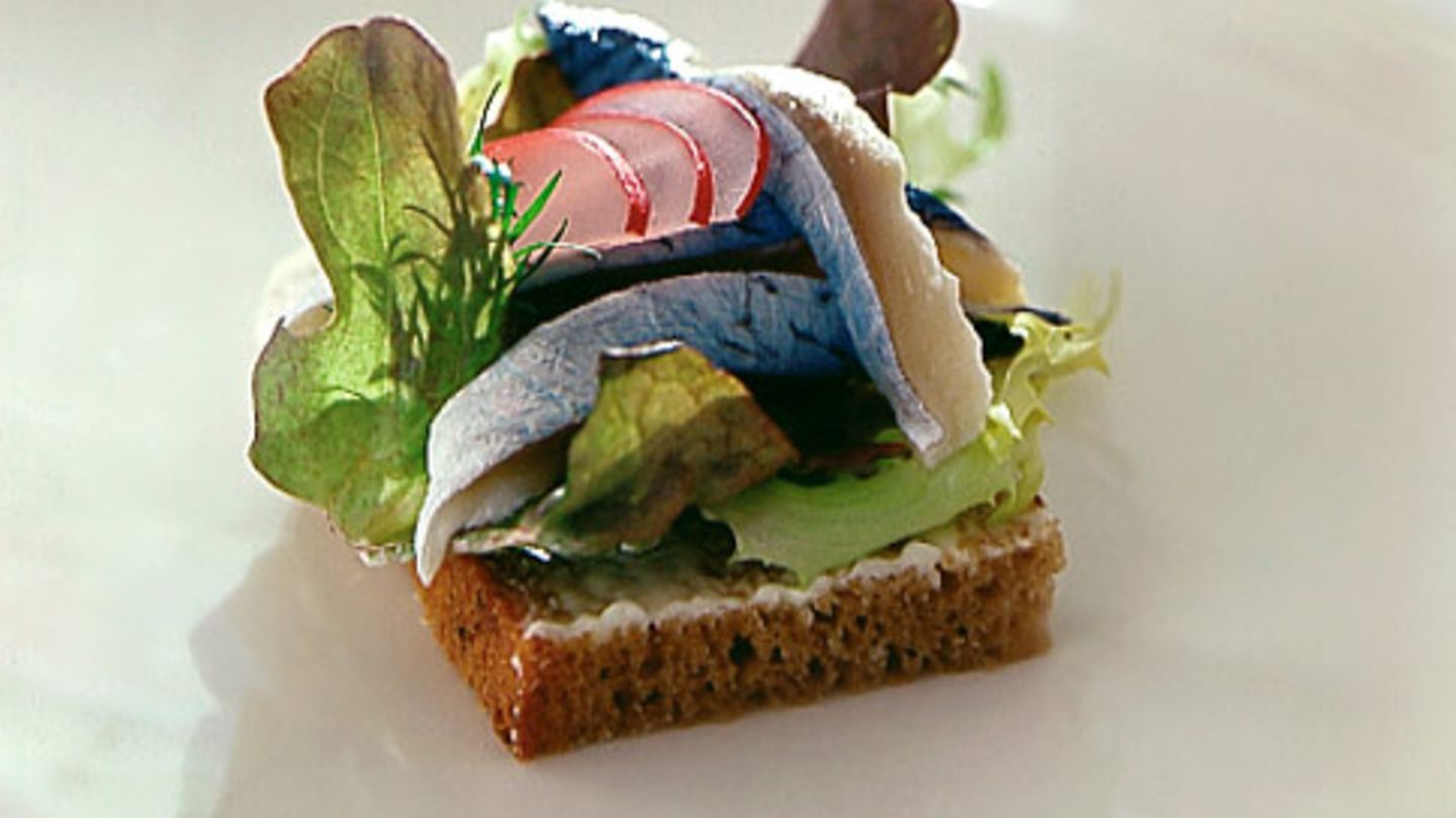 Smörgås mit Bismarckhering Rezept - [ESSEN UND TRINKEN]