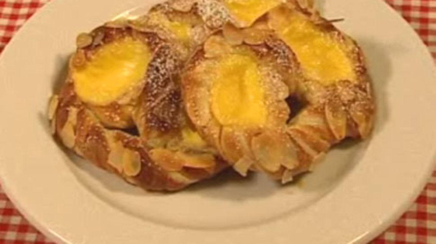 Mandelbrezeln mit Vanillepudding Rezept - [ESSEN UND TRINKEN]