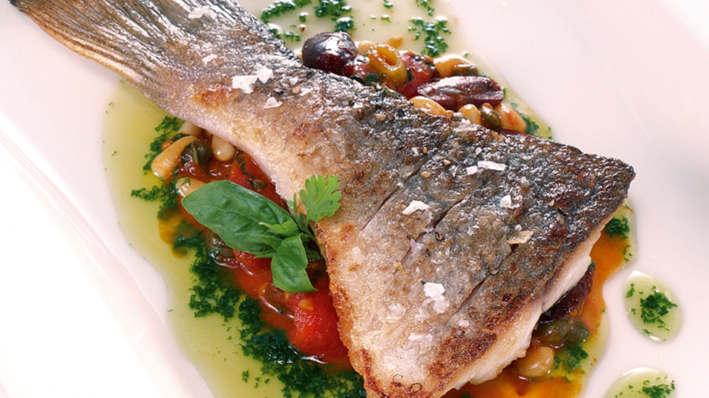 Dorade Royale mit Tomaten-Oliven-Fondue und Kräuteröl Rezept - [ESSEN ...