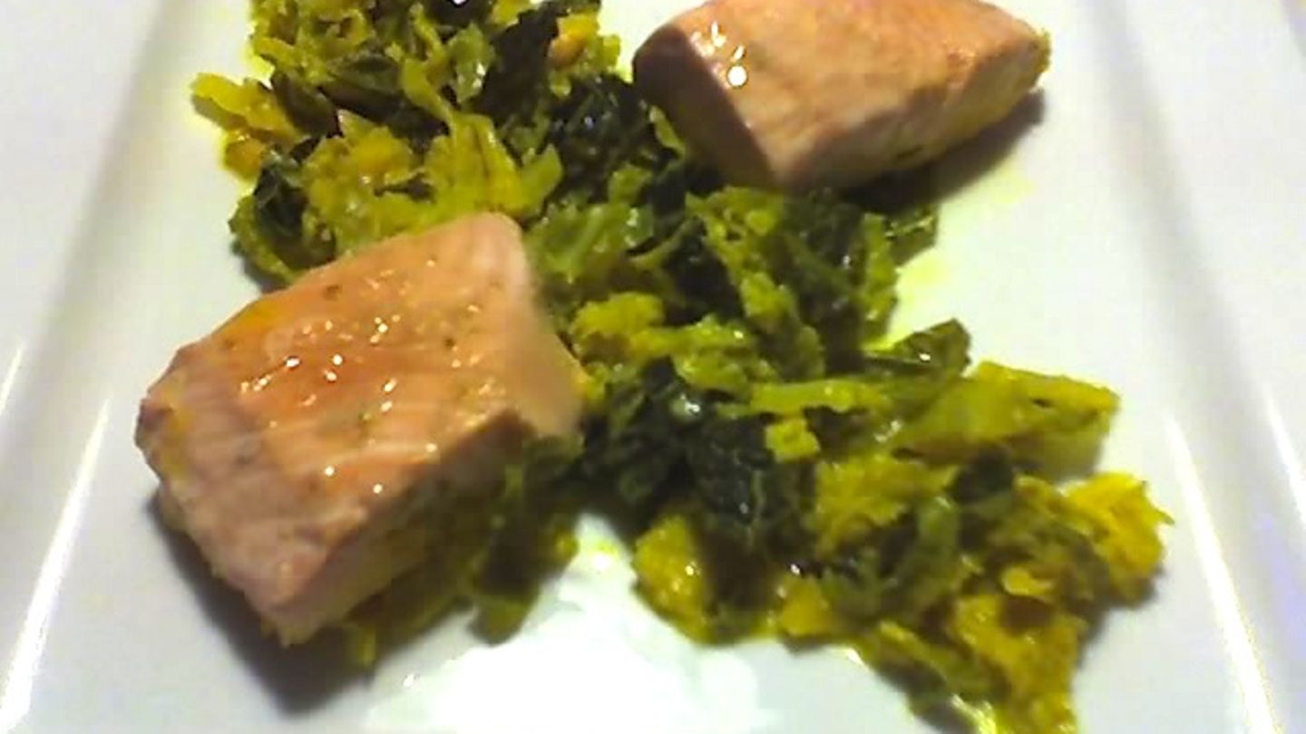 Lachstranche auf Safran-Wirsing Rezept - [ESSEN UND TRINKEN]