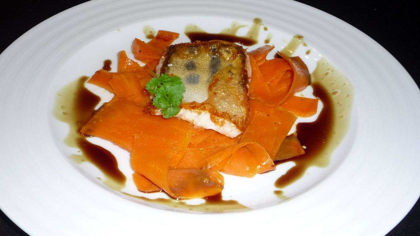 Gebratener Zander auf Möhrengemüse Rezept - [ESSEN UND TRINKEN]