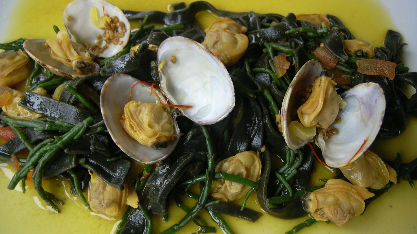 Schwarze Tagliatelle mit Venusmuscheln und Queller Rezept - [ESSEN UND ...