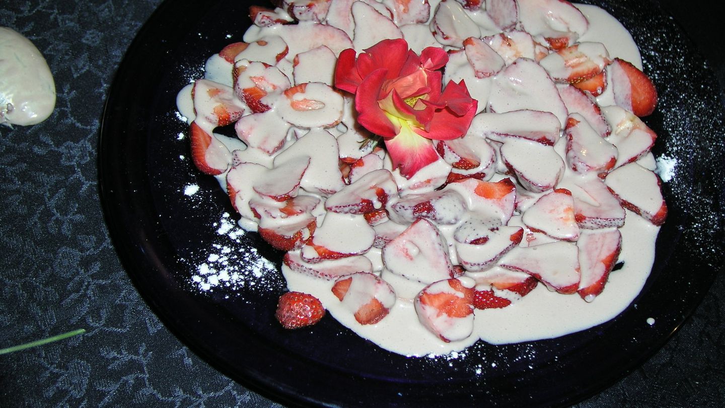 Feine Scheiben von Erdbeeren an einer Rosen-Mandel-Soße Rezept - [ESSEN ...