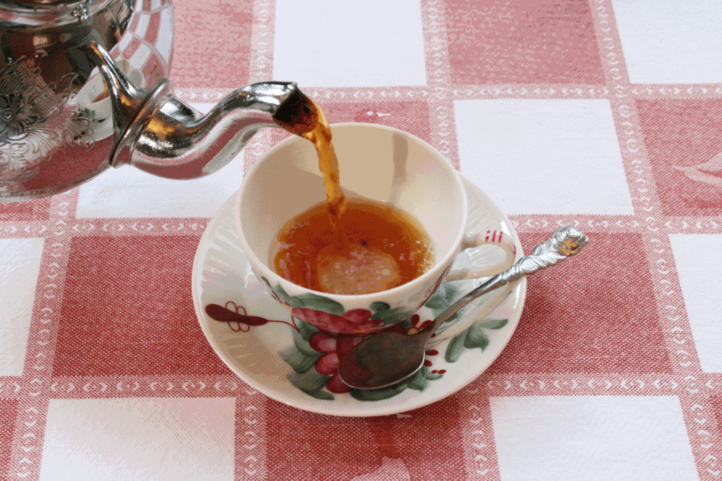 Wird der Tee eingeschenkt, führt dies wieder zu einem typischen ...