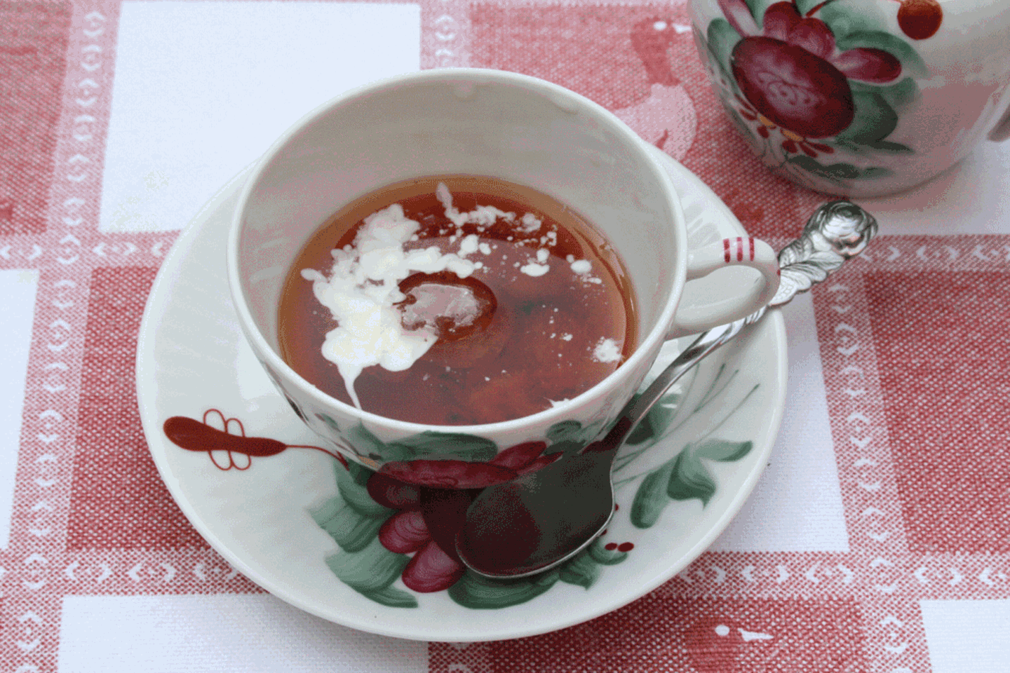 Der Tee wird nicht gerührt, sondern in drei Schichten genossen: Erst ...