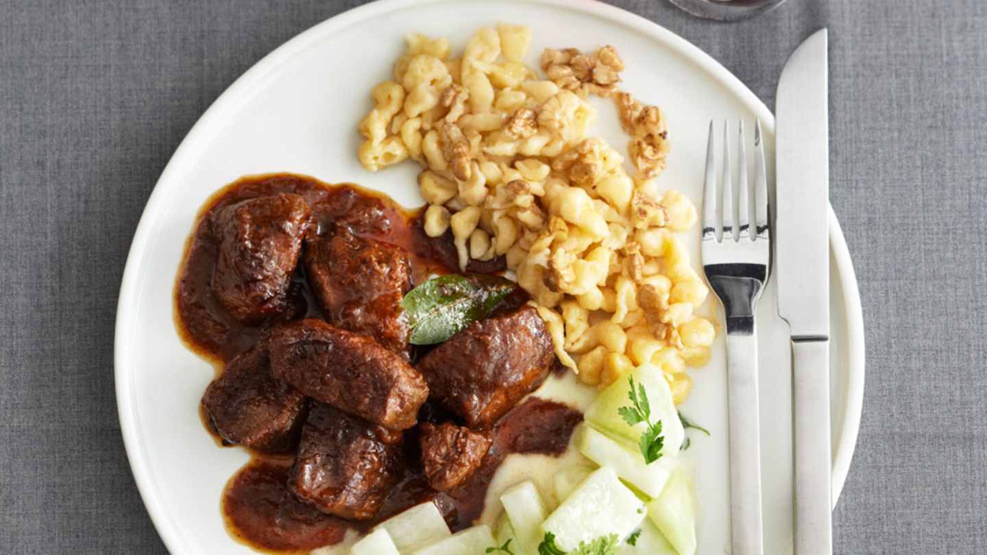 Wildgulasch mit Walnussknöpfle Rezept - [ESSEN UND TRINKEN]