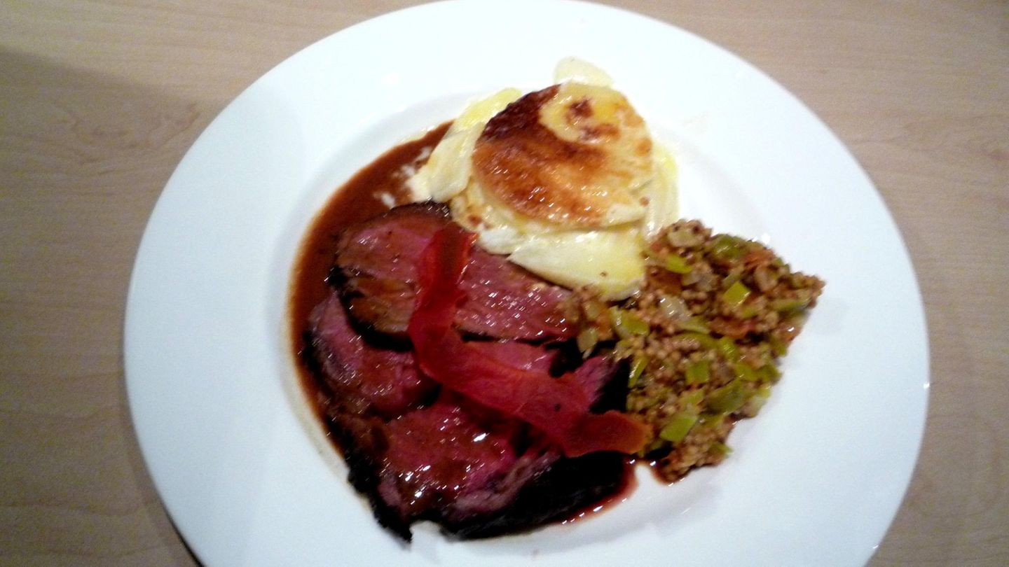 Kurzgebratene Hochrippe mit Kompott von Tomaten, Oliven und Senfsaat ...