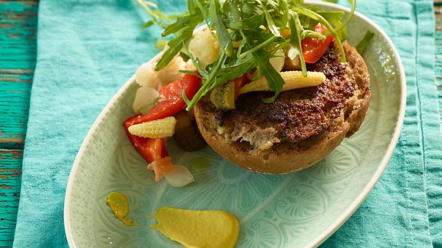 Mettbrötchen-Burger Rezept - [ESSEN UND TRINKEN]