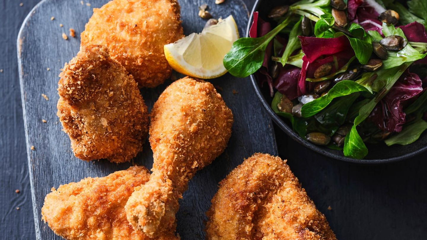 Saftiges Backhendl Rezept - [ESSEN UND TRINKEN]