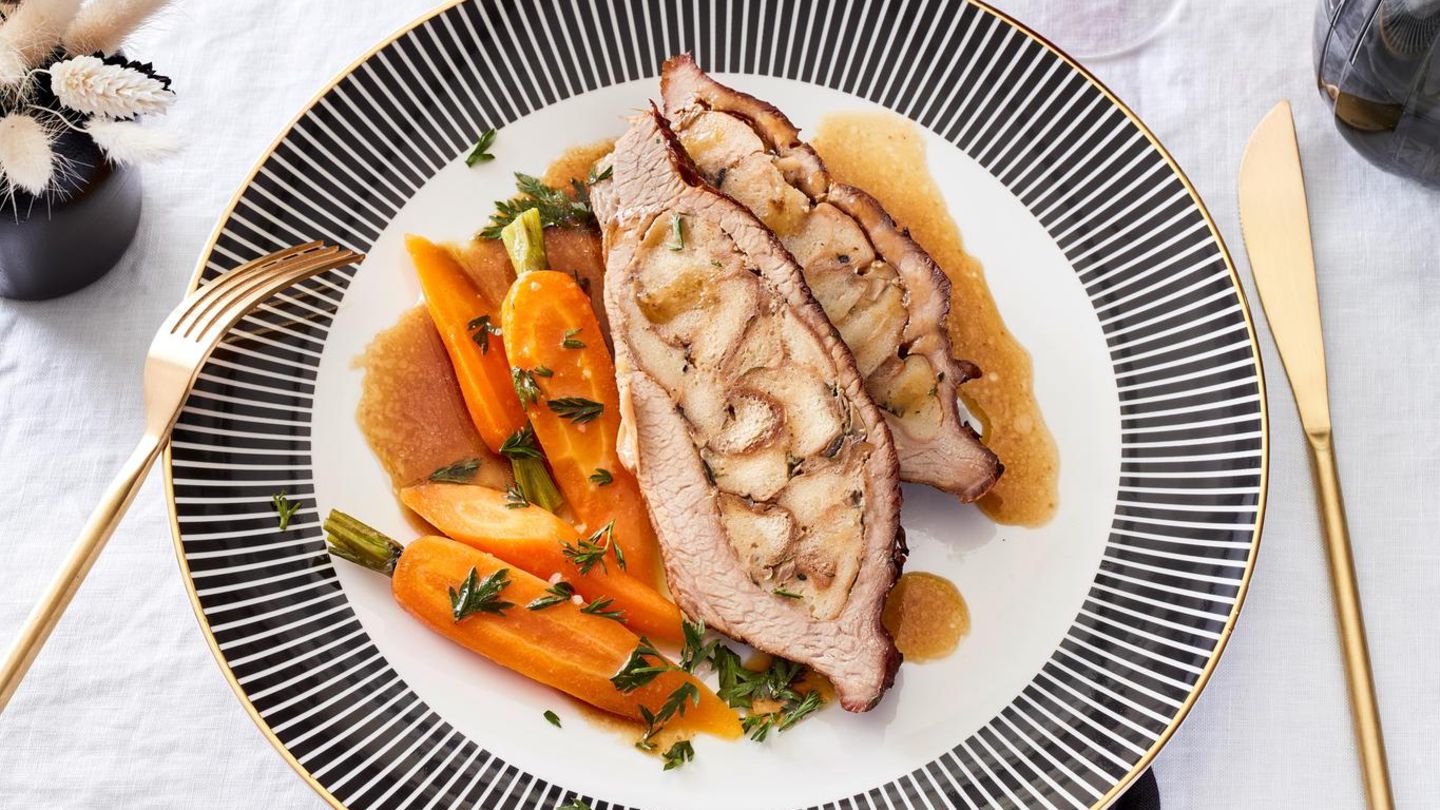 Gefüllte Kalbsbrust mit Laugenknödeln und Buttermöhren Rezept - [ESSEN ...