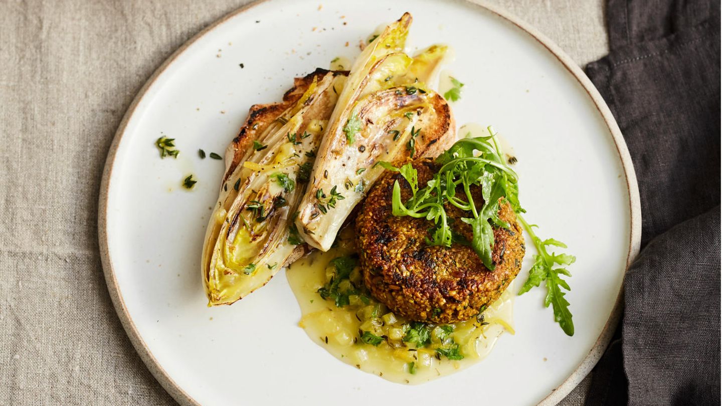 Buchweizen-Buletten mit Ananas-Chicorée-Gemüse Rezept - [ESSEN UND TRINKEN]