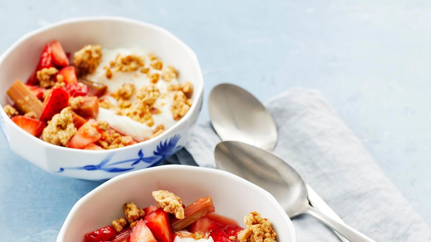 Müsli-Crumble mit Joghurt Rezept - [ESSEN UND TRINKEN]