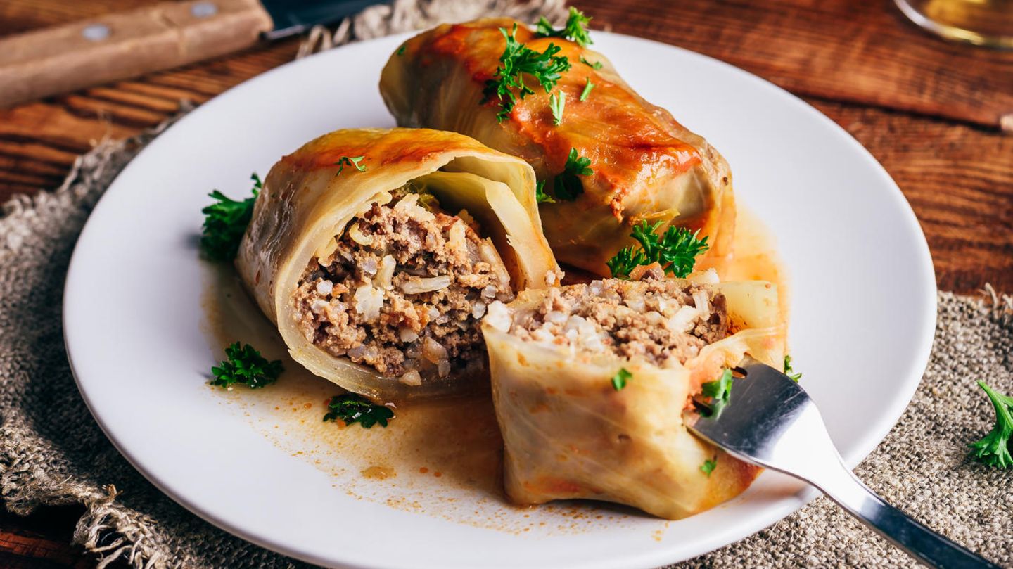 Sarma: Rezept für gefüllte Kohlrouladen - [ESSEN UND TRINKEN]