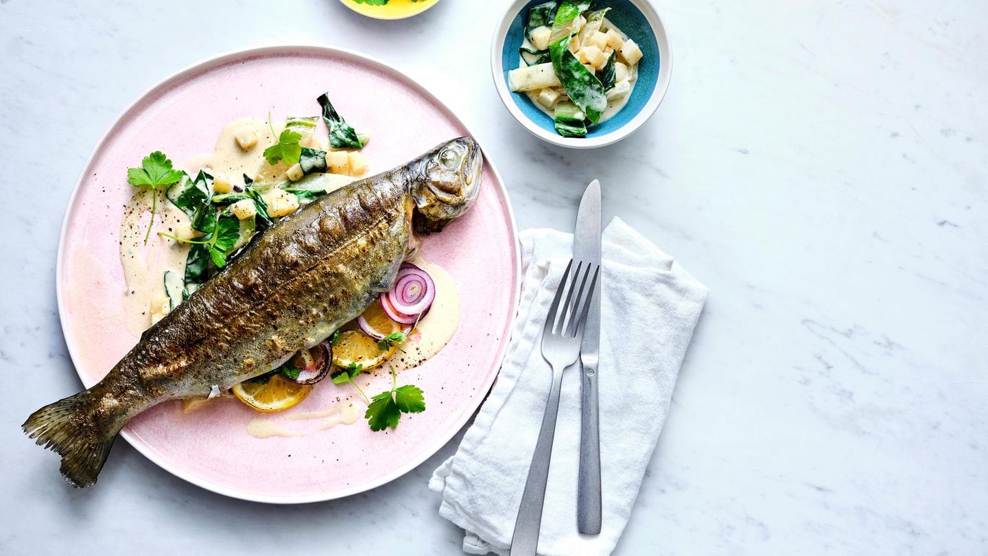 Ofenforelle mit Mangold-Rahm Rezept - [ESSEN UND TRINKEN]