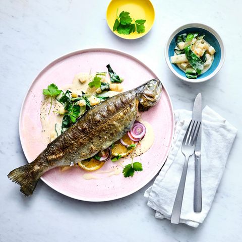 Ofenforelle mit Mangold-Rahm Rezept - [ESSEN UND TRINKEN]