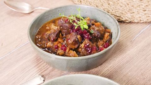 Das beste Hirschgulasch aus Großmutters Küche - [ESSEN UND TRINKEN]
