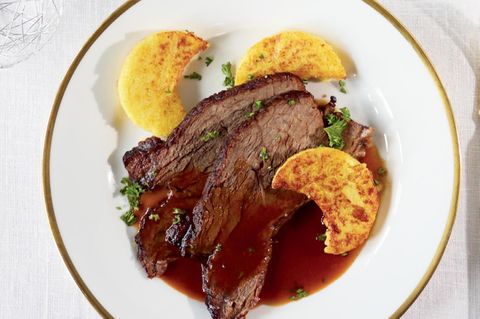 Gesottener Rindertafelspitz mit Rote-Bete-Bouillon-Kartoffeln Rezept ...