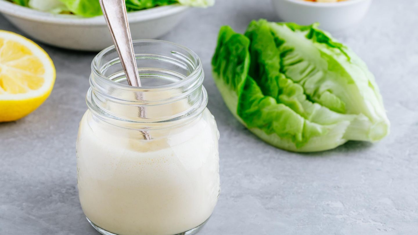 Caesar-Dressing: einfach selber machen - [ESSEN UND TRINKEN]