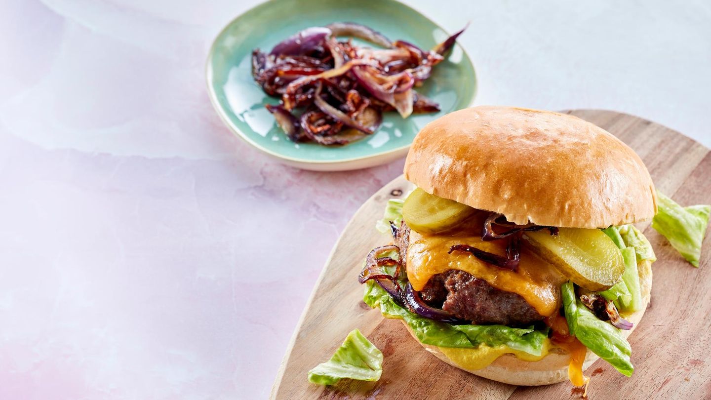 Smashed Cheeseburger: schnelles Rezept - [ESSEN UND TRINKEN]