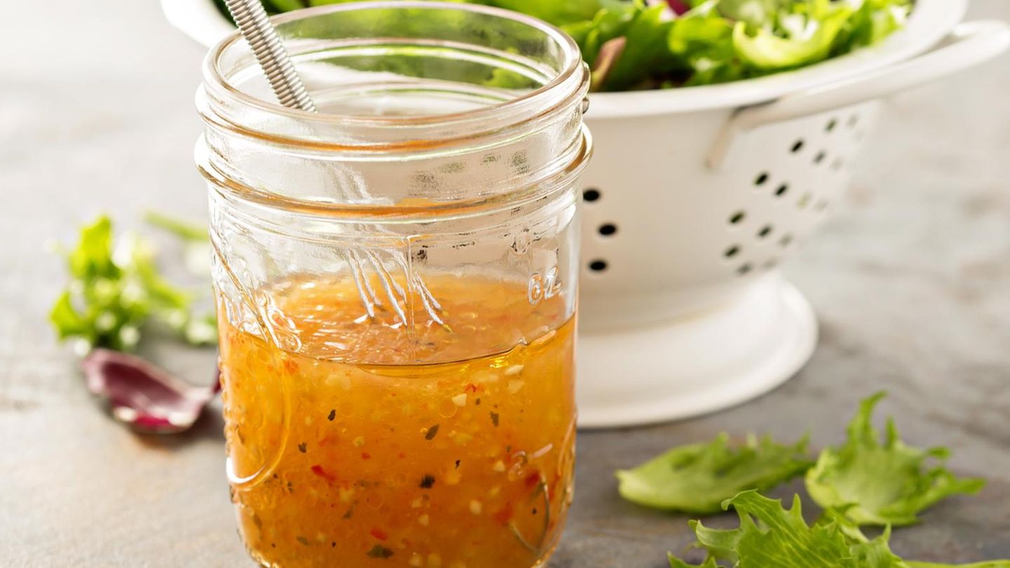 Salat mit Honig-Senf-Dressing: schnell & einfach - [ESSEN UND TRINKEN]