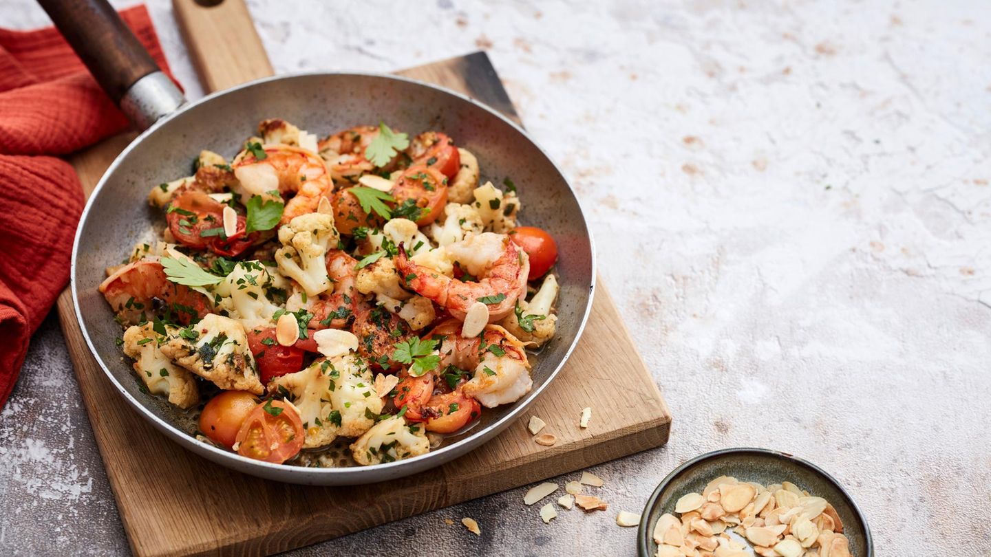 Blumenkohlpfanne mit Garnelen: low carb & fein - [ESSEN UND TRINKEN]