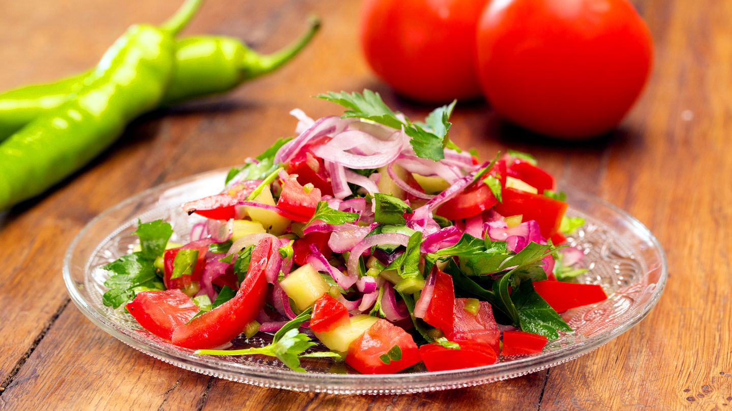 Türkischer Tomatensalat mit Zwiebeln - [ESSEN UND TRINKEN]