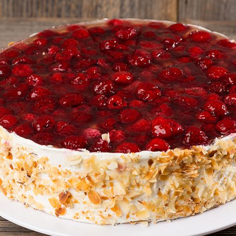 Windbeutel-Torte mit Himbeeren: tolles Rezept - [ESSEN UND TRINKEN]