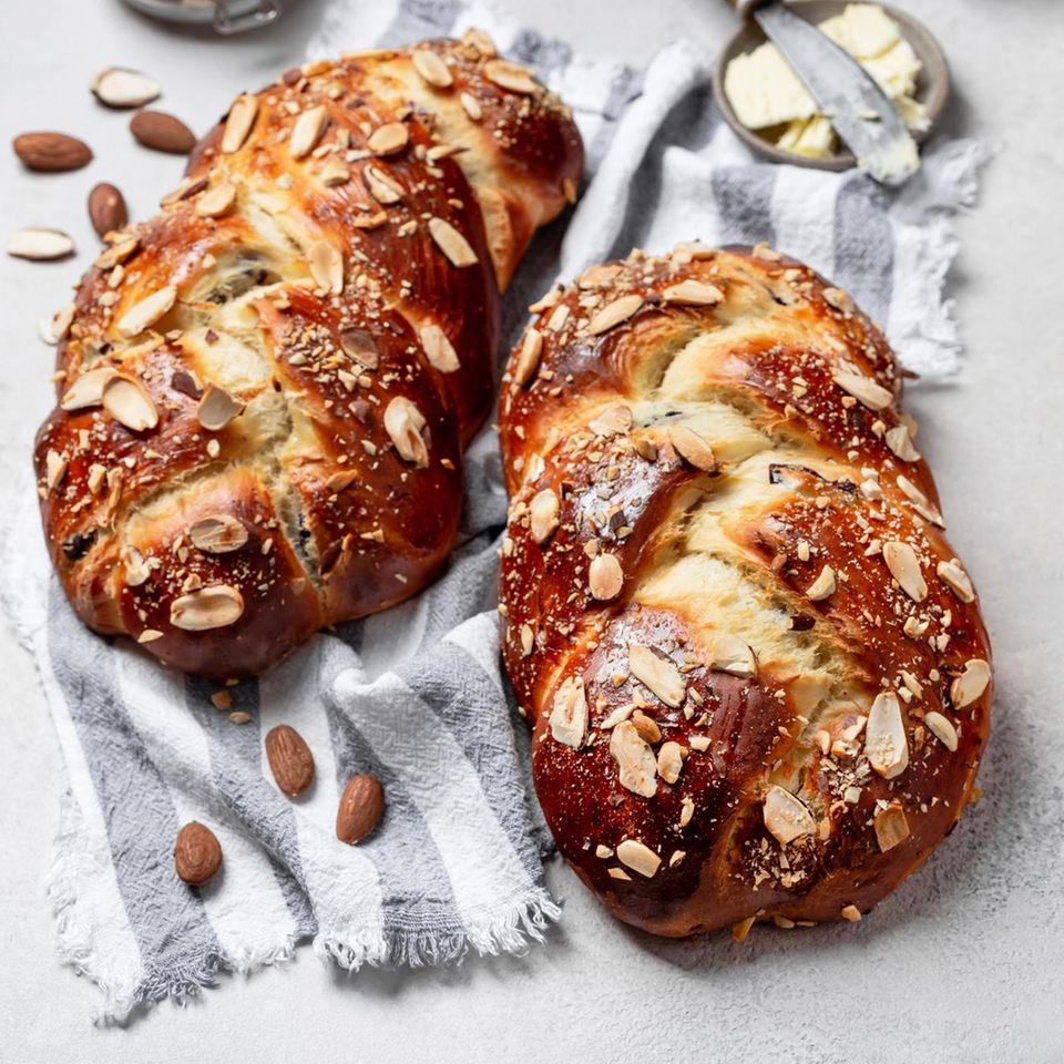 Osterzopf mit Marzipan-Füllung Rezept - [ESSEN UND TRINKEN]