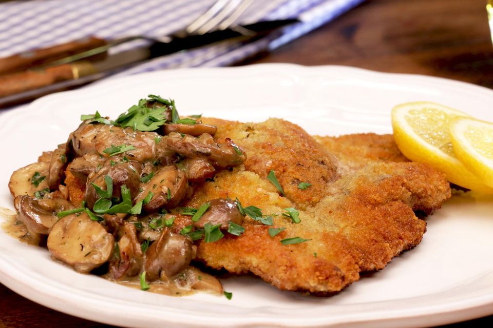 Klassisches Jägerschnitzel mit Pilzrahmsauce - [ESSEN UND TRINKEN]