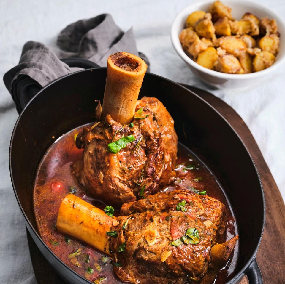 Kalbshaxen mit Parmesan-Kartoffeln - [ESSEN UND TRINKEN]