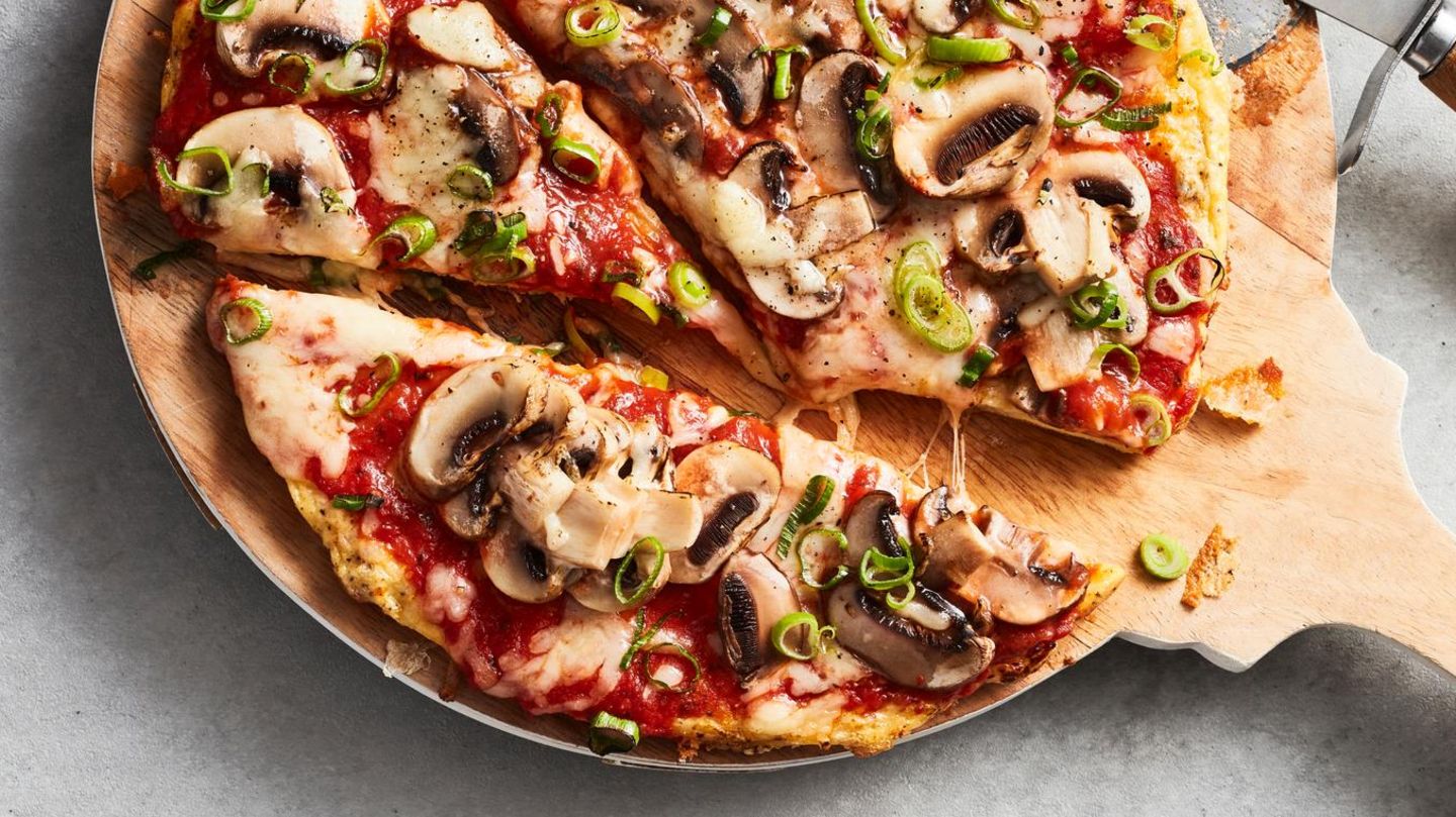 Low-Carb-Eierpizza mit Pilzen: Protein-Knaller statt Teig-Bombe ...