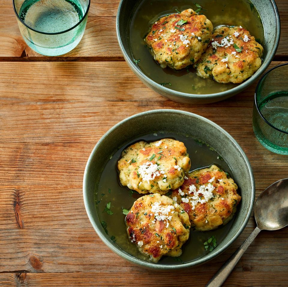 Kaspressknödel in Brühe: Spezialität aus Österreich - [ESSEN UND TRINKEN]