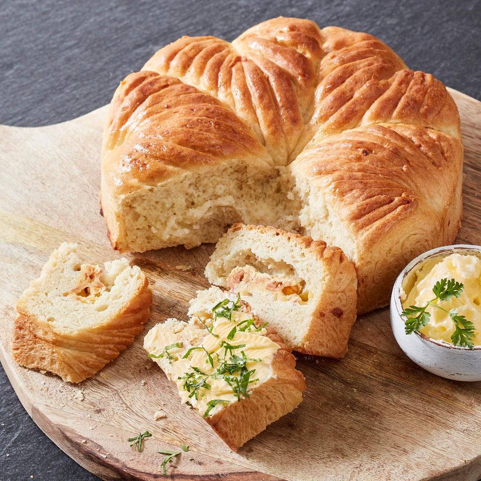 Spanisches Hefebrot mit Schinken und Manchego: pikantes Brot - [ESSEN ...