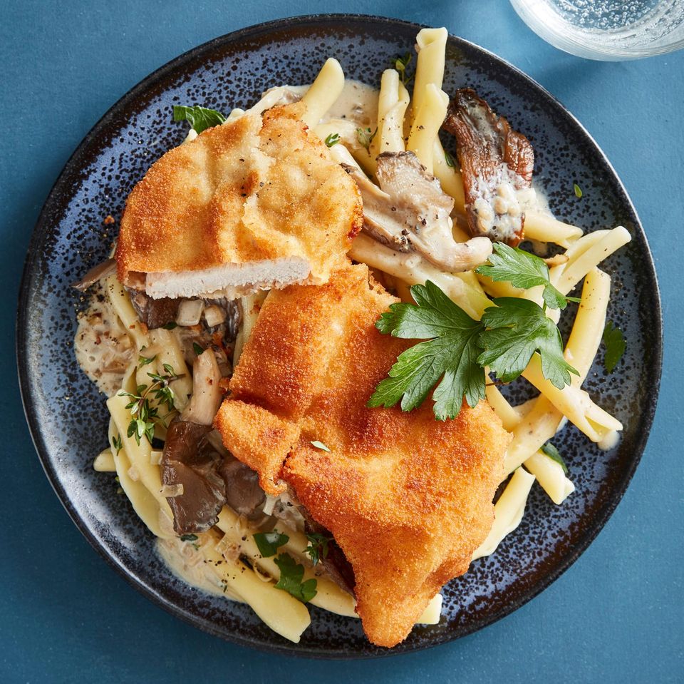 Knusperschnitzel mit Rahmpilzen: deftiges Mittagessen - [ESSEN UND TRINKEN]