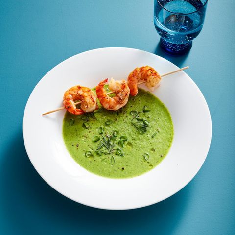 Gurken-Gazpacho mit gegrillten Garnelen - [ESSEN UND TRINKEN]