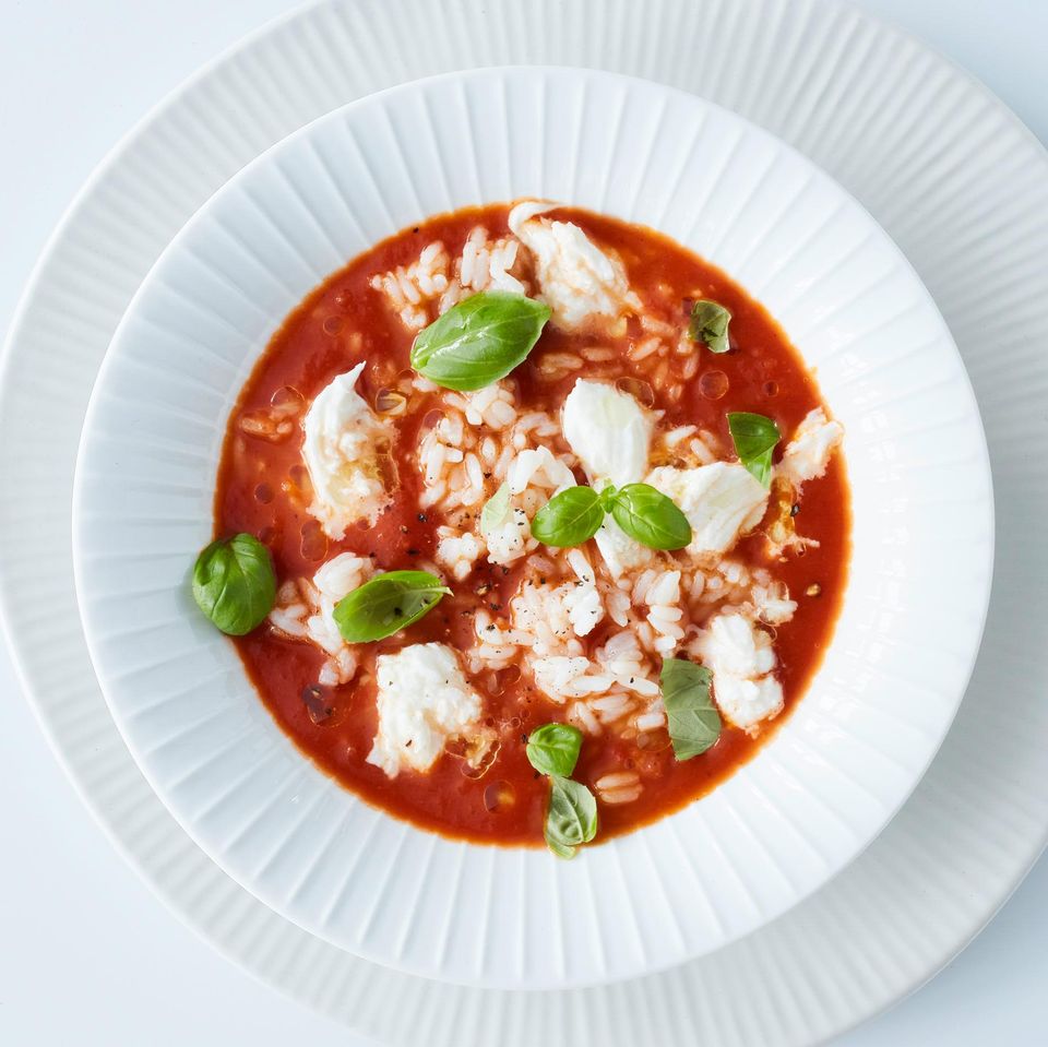 Tomaten-Reis-Suppe mit Mozzarella: schnell & einfach - [ESSEN UND TRINKEN]