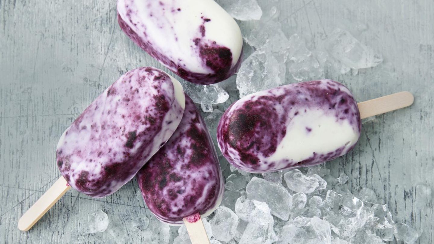 Heidelbeer-Frischkäse-Eis am Stiel - [ESSEN UND TRINKEN]